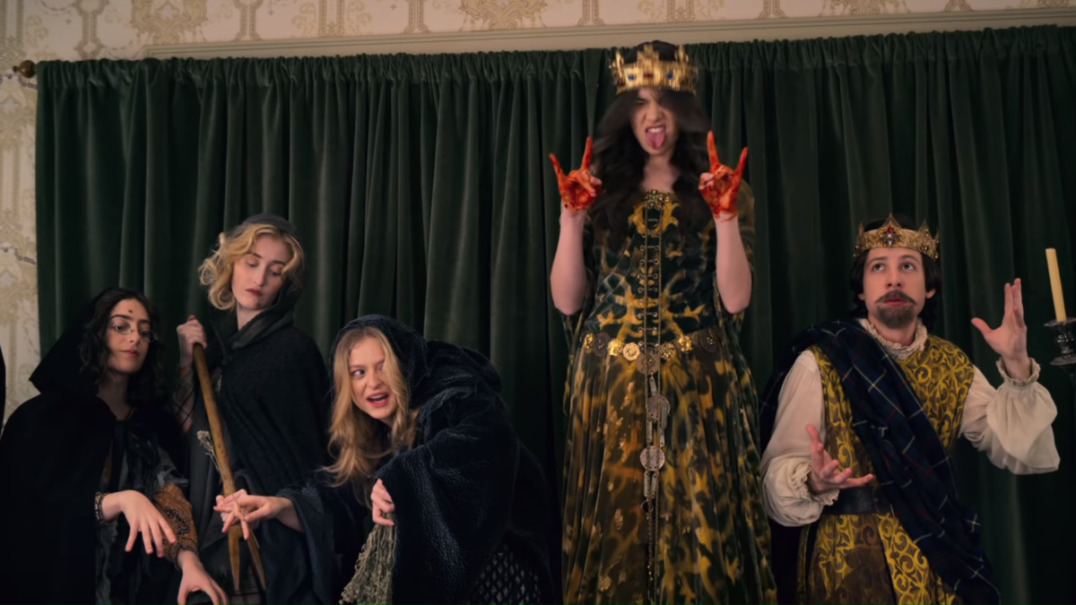 First Trailer For Apple Tv Comedy Dickinson Starring Hailee Steinfeld