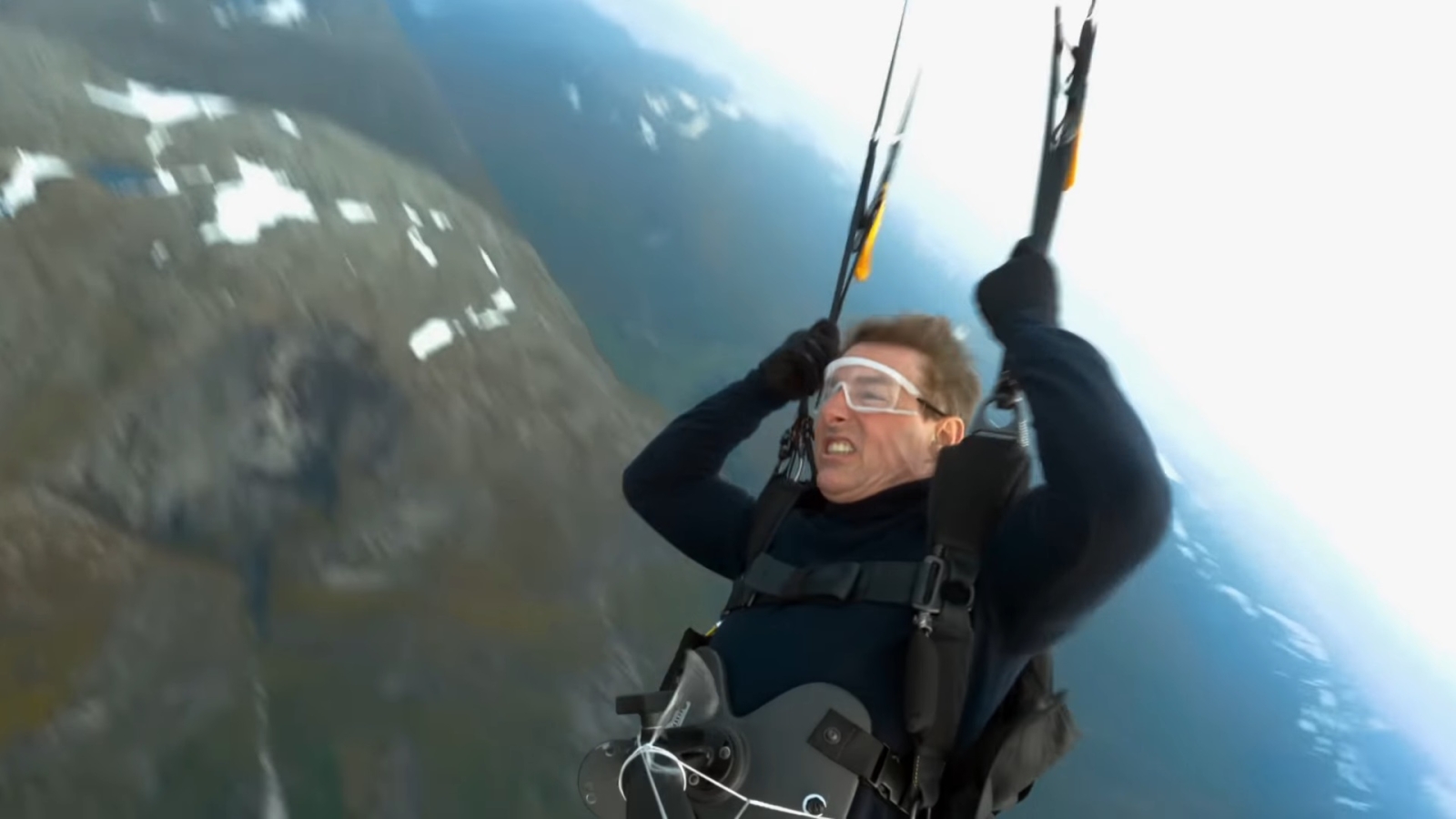 Tom Cruise goes speedflying in Mission: Impossible - Dead Reckoning ...